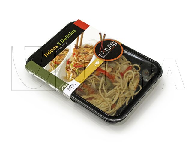 Massa três delicatessen pré-cozida embalada em bandeja termoselada com ...